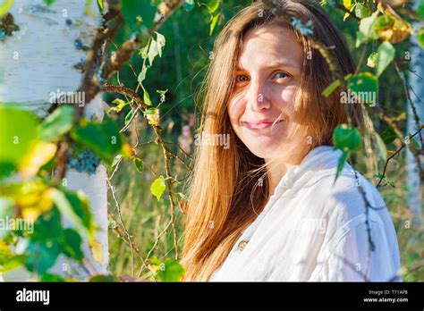 Junges mädchen im wald Fotos und Bildmaterial in hoher Auflösung Alamy