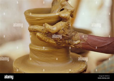 Avec Les Doigts Agiles Un Potier Argile Tourne Sur Une Roue De Poterie