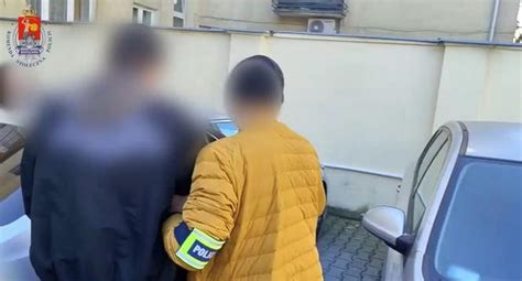 Pościg w centrum Warszawy 26 latek wjechał w policjanta i wiózł go na