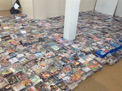 G1 Polícia apreende mais de 50 mil CDs e DVDs piratas em feira de