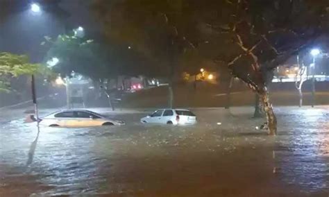 Chuva alaga ruas arrasta carros e para trânsito em BH