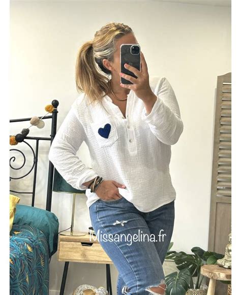 CHEMISE EN GAZE DE COTON BLANCHE AVEC UN COEUR BRODÉ BLEU MARINE