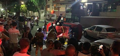 Idoso fica preso em ferragens após carro capotar no bairro do Costa