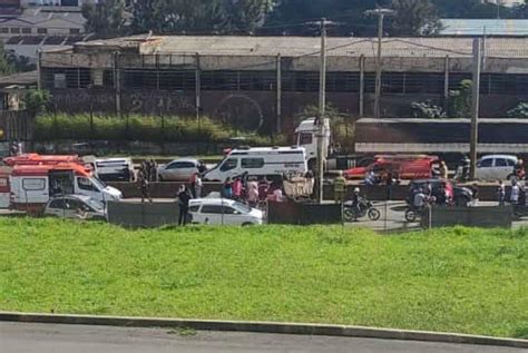 Carro capota deixa quatro feridos e fecha Rodovia Fernão Dias em Contagem