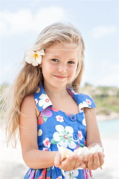 Jeune Belle Fille Se Tenant Sur La Plage Photo Stock Image Du Gens