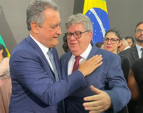 João Azevêdo prestigia posse de ministro de Lula em busca de apoio para