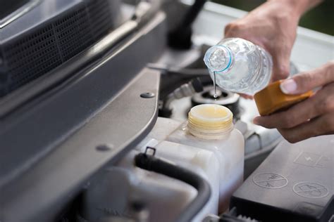 Acqua Nel Radiatore Distillata O Di Rubinetto