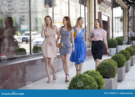 Quatro Meninas Bonitas Da Forma Que Andam Na Rua Imagem De Stock