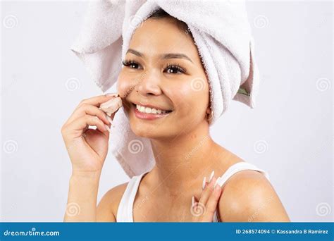 Cuidado De La Piel Modelo Toalla Fondo Blanco Cara Lavado Lujuria