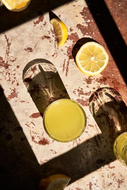 Bebida de álcool de limão caseira italiana tradicional licor limoncello
