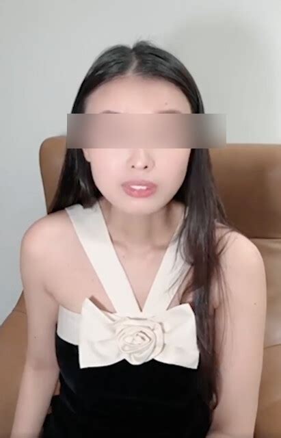Nhóm học sinh vẽ giấy thành lá bài chơi trong lớp cô giáo phạt nhai