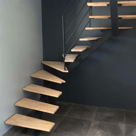 Escalier Demi tour métallique à limon central en acier marches en bois