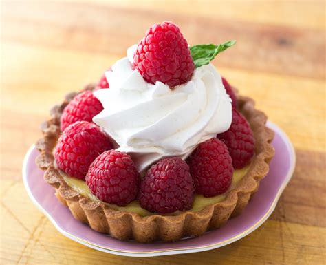 Tartaleta de Vainilla con Crema cítrica Frambuesas y Nata de Chocolate