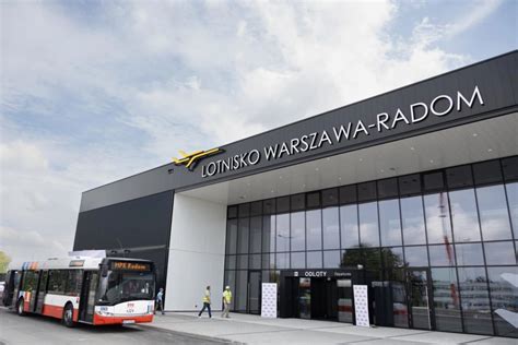 Lotnisko w Radomiu portem lotniczym znajdującym się najbliżej Warszawy