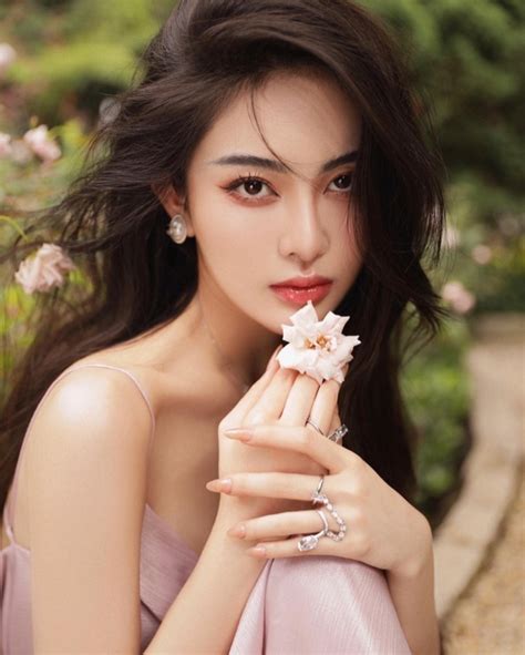 Hot girl Linh Trương lộ clip đi tour với đại gia