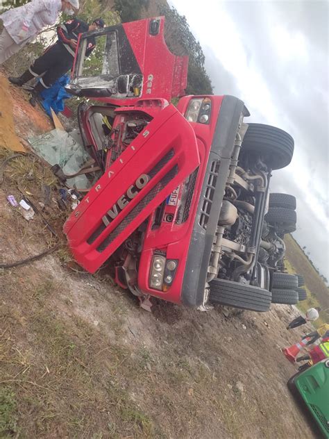 Carreta Que Transportava Farinha De Trigo Tomba Na BR 116 E Deixa Um