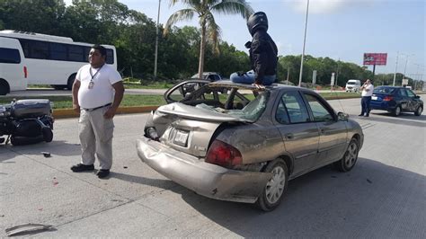Accidente entre moto y vehículo paraliza circulación en el bulevar