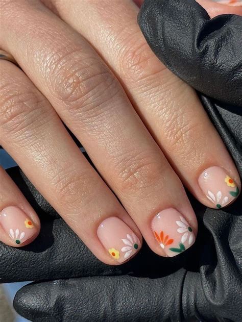45 Simple Flower Nail Designs For A Perfectly Fresh Spring Look