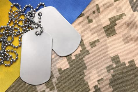 Etiquetas de identificación militar y bandera ucraniana en el plano de