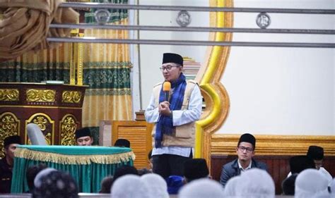 Subuh Berjamaah Di Masjid Makmur Simabur Bupati Eka Putra Ajak Jamaah