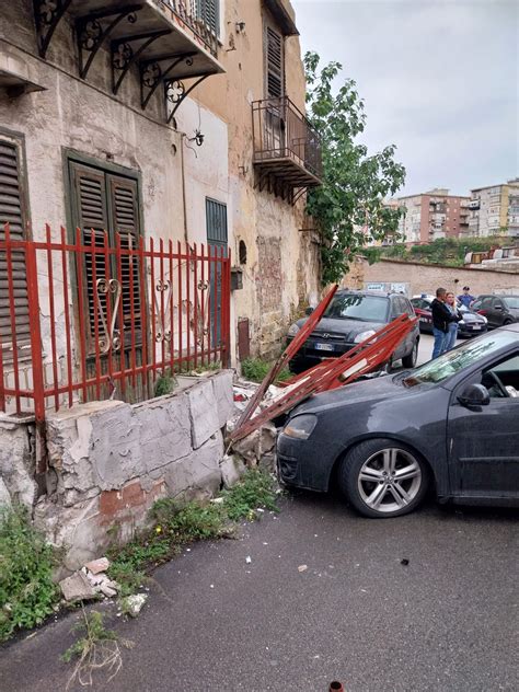 Palermo Perde Il Controllo Dell Auto E Abbatte La Cancellata Di Una