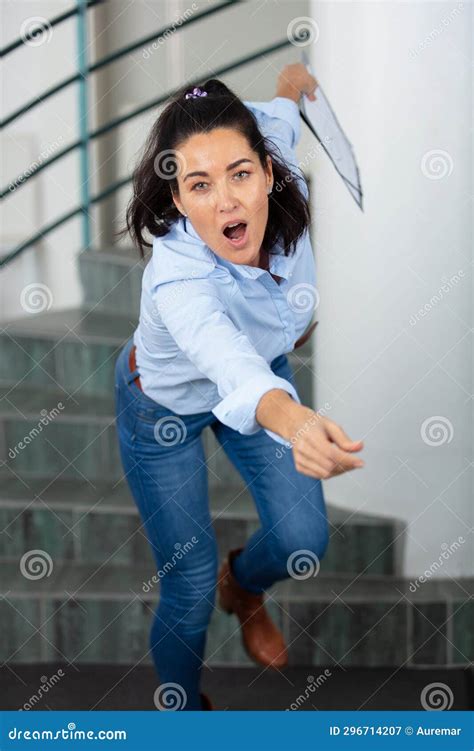 Mujer Bajando De Las Escaleras En Oficina Moderna Imagen De Archivo Imagen De Peligroso