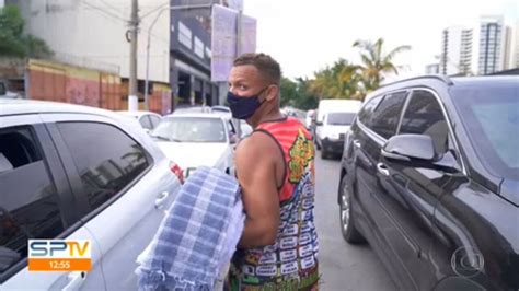A dura realidade de quem vende panos nos faróis da capital SP1 G1