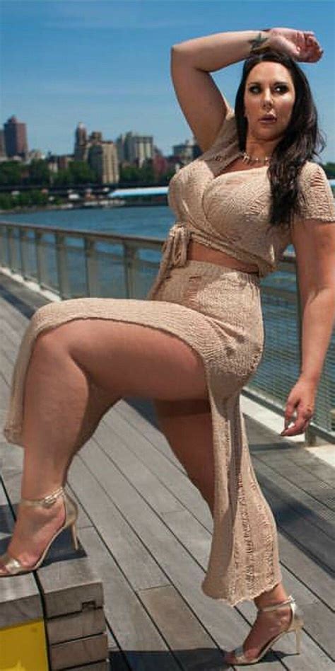 Pin On Girls Size Plus Curvy Curvas