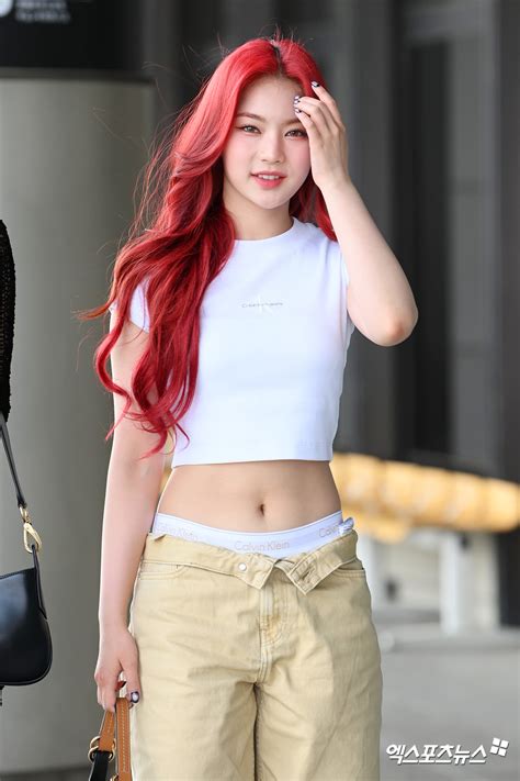 스테이씨 아이사 과감한 로우라이즈 엑 s HD포토
