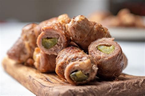 Rollitos De Ternera Rellenos De Pepino Encurtido Foto Premium
