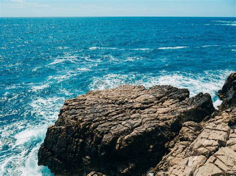 黑山的海上岩石落基海岸狂野海高清图片下载 正版图片503275232 摄图网