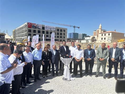 Murat Kurum Yıl sonuna kadar 200 bin konutu teslim edeceğiz