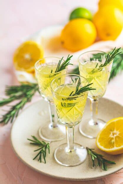 Bebida alcoólica de limão caseira italiana tradicional licor limoncello