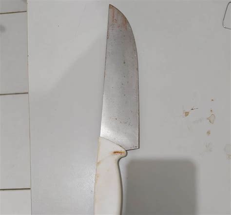 Mulher é encontrada morta mãos amarradas e faca cravada no pescoço