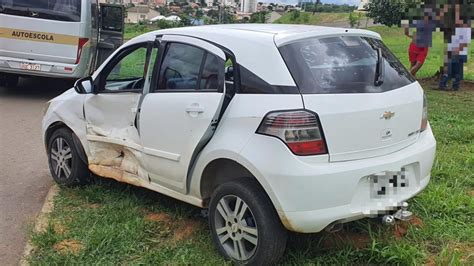 Mulher gestante fica ferida após colisão entre carros em Catalão
