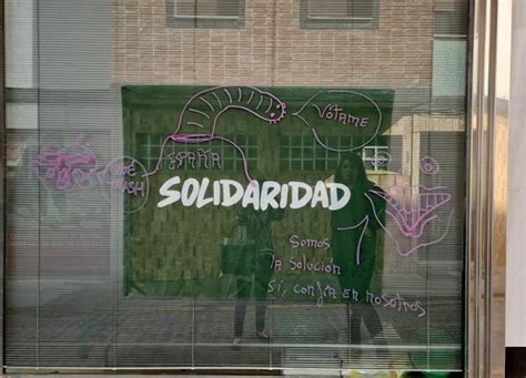 VOX denuncia el ataque sufrido en su sede comarcal de campaña de Los