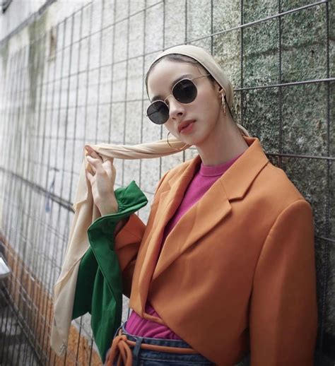 Outfit Ke Kantor Dengan Blazer Dan Turban Ala Ghina Alwi
