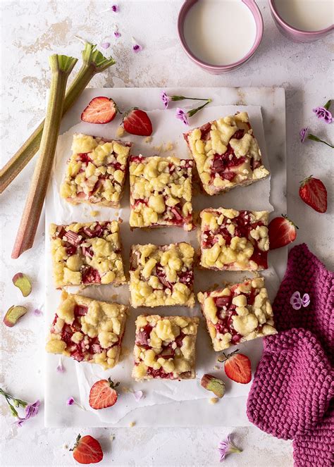 Erdbeer Rhabarber Streuselkuchen vom Blech Emma s Lieblingsstücke