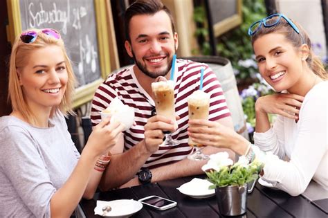 Grupo de amigos descansar en un café al aire libre Foto Premium