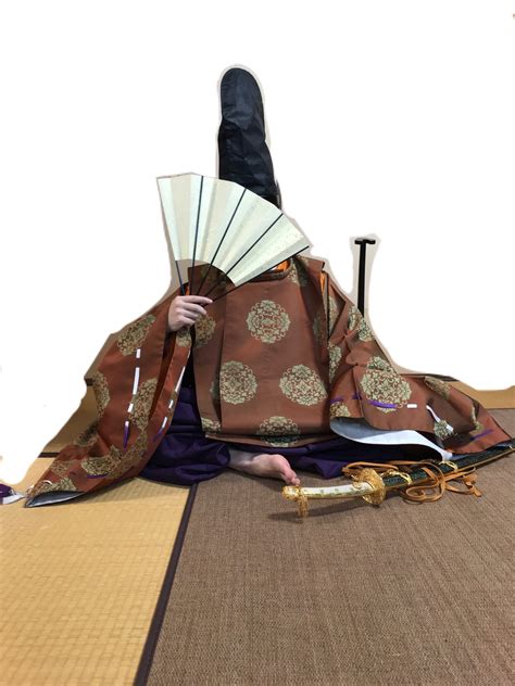 左近大夫浜次郎 on Twitter 一般人の方が時々誤解していらっしゃること 中世の装束を着た際の正式な座り方は正座では無く膝を