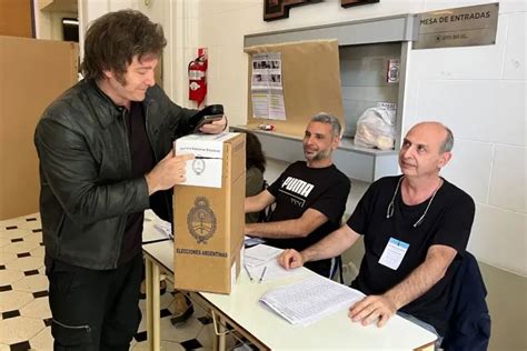 Estamos muy satisfechos aseguró Milei tras votar Parlamentario