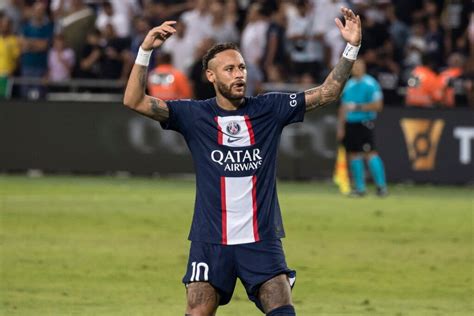 Neymar Gave Medals To PSG Players After Masterclass Vs Nantes