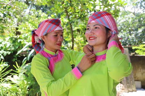 Đầu xuân tìm hiểu nét đẹp trang phục người phụ nữ dân tộc Giáy Bát Xát