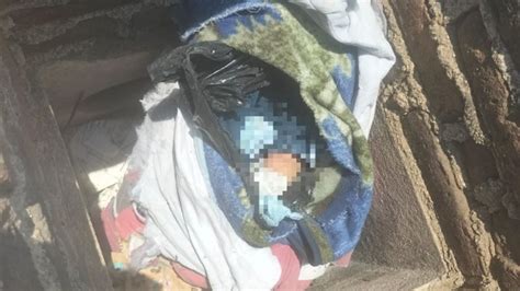 Dentro de un pozo y envuelto en cobijas y bolsas así estaba el cadáver