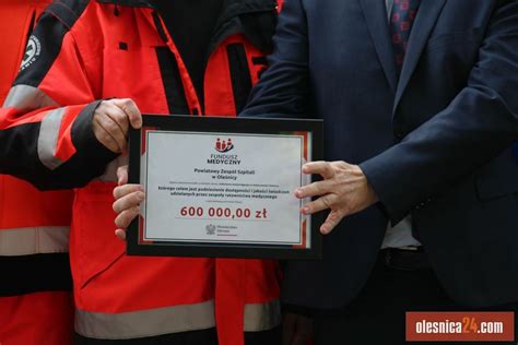 Wojewoda wręczył czek na karetka pogotowia dla szpitala w Oleśnicy