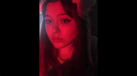 美丽的女孩热情地吮吸公鸡