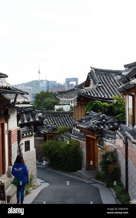 Maisons en bois traditionnelles coréennes au village de Bukchon Hanok à