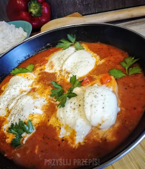 Filet z kurczaka w sosie pomidorowym z mozzarellą przepis