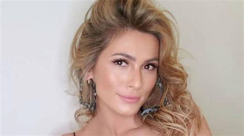 De look neon Lívia Andrade deixa bumbum à mostra em festa de luxo