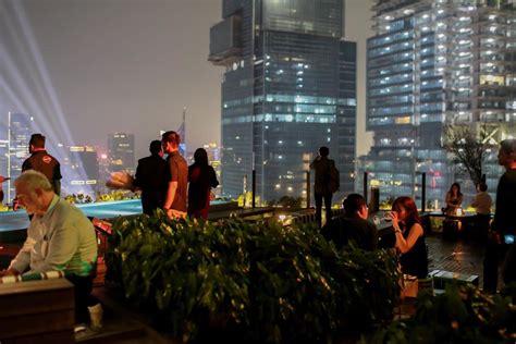 10 Rooftop Bar Di Jakarta Dengan City View Terbaik Nibble